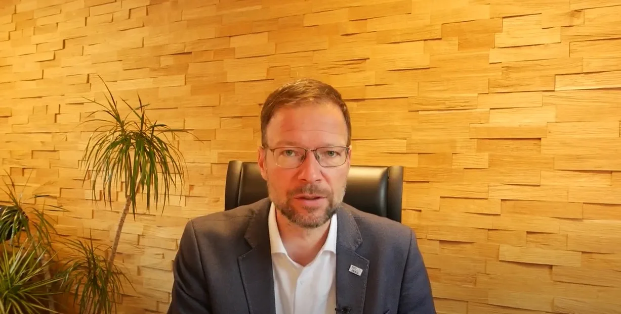 Oberbürgermeister Dr. Thomas Nitzsche informiert über die Wahl am ...