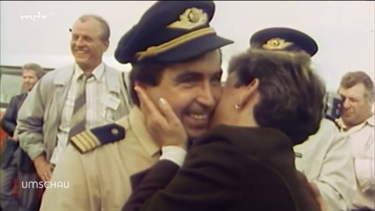 DDR-Pilot Kallbach landete 1989 mit einer Iljuschin (IL) 62 auf einer ...