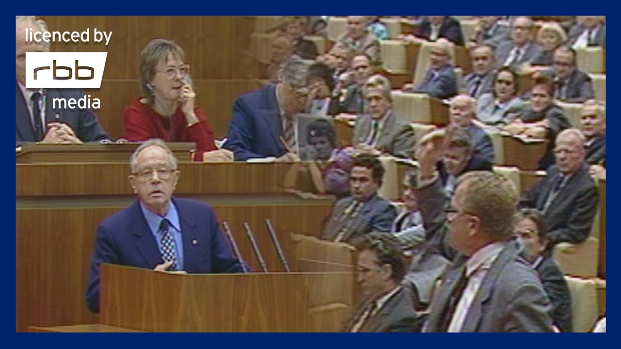 Erich Mielke verteidigt Stasi in turbulenter Volkskammer: „Ich liebe ...